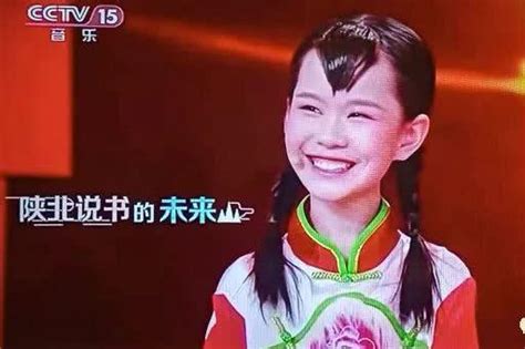 认得这个延安女女不？上央视了，卞留念亲自给她伴奏！