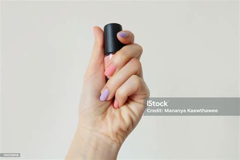 분홍색으로 그려진 손톱으로 손을 닫습니다 여자 핑크 병 아름 다운 핑크 네일 매니큐어 어떤 사용에 대 한 좋은 흰색 바탕에 손입니다 건강한 생활방식에 대한 스톡 사진 및