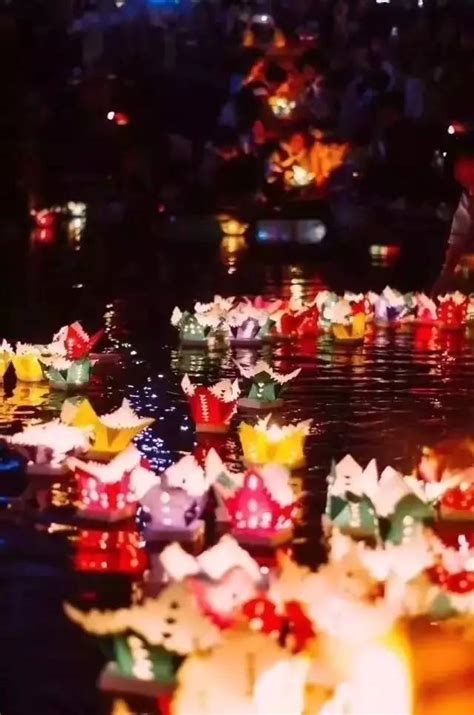 千人放河灯 万盏莲花开 丽江古城中元节场面壮观