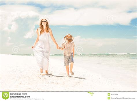 Madre Feliz E Hijo Hermosos Que Disfrutan De Tiempo De La Playa Foto De