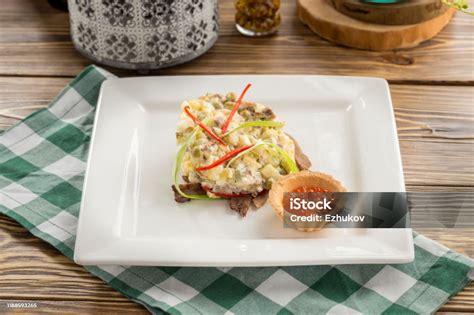 나무 테이블에 사각형 접시에 빨간 캐비어와 전통 러시아 샐러드 올리비에 감자 요리에 대한 스톡 사진 및 기타 이미지 감자 요리 건강한 식생활 겨울 Istock