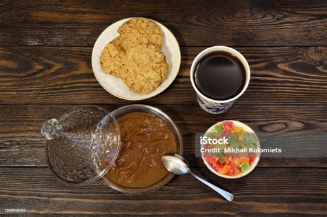 아침 식사 나무 테이블에 커피 쿠키 설탕에 절인 과일과 잼 한 잔 건강한 식생활에 대한 스톡 사진 및 기타 이미지 건강한