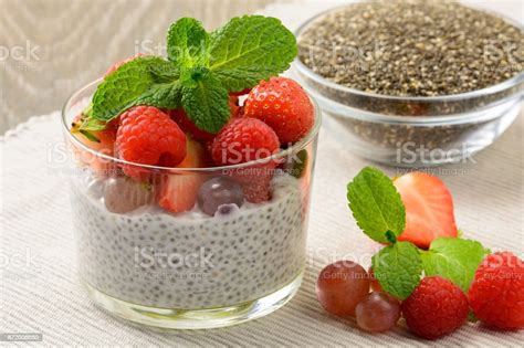 건강 한 코코넛 밀크 Chia 푸딩 신선한 딸기와 유리에 유리 그릇에 박하와 Chia 씨앗 나뭇잎 0명에 대한 스톡 사진 및