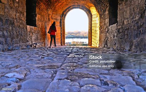 관광 도보에서 옛날의 Kalemegdan 요새와 성 사바 강에 게이츠와 배경에서 풍경 세르비아 베오그라드 건축에 대한 스톡 사진