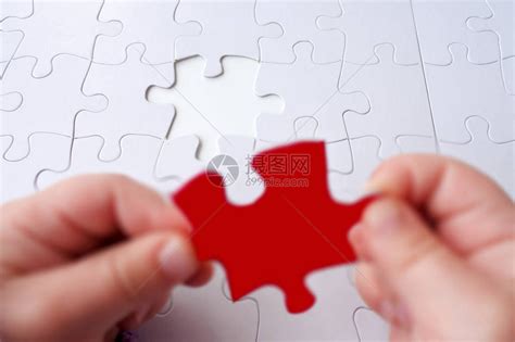 儿童手的特写镜头握着拼图游戏的最后一块拼图高清图片下载 正版图片507428724 摄图网