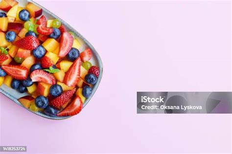 분홍색 배경에 직사각형 접시에 과일 샐러드 얇게 썬 딸기 복숭아 민트 잎이 들어간 블루베리 딸기에 대한 스톡 사진 및 기타 이미지 Istock