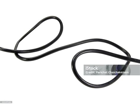 클리핑 경로가 있는 흰색 배경에 절연된 Usb 및 어댑터의 검은색 와이어 케이블 전자 커넥터선택 초점 0명에 대한 스톡 사진 및