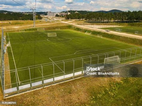 스포츠 연습 및 훈련을위한 목표가있는 축구장의 조감도 0명에 대한 스톡 사진 및 기타 이미지 0명 Zlatibor