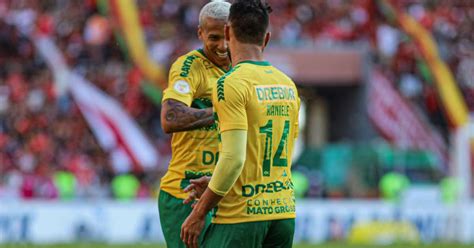 Em jogo intenso Cuiabá vence Internacional de virada pelo Brasileiro e