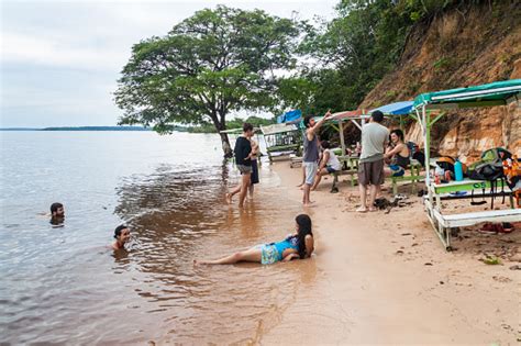 높은 수위 동안 프라이아 다 폰타 네그라 해변에 있는 사람들 브라질에 대한 스톡 사진 및 기타 이미지 브라질 해변 강