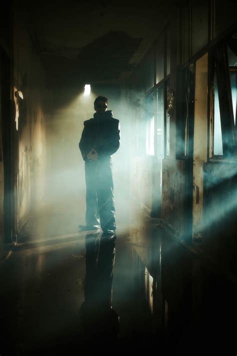 가려진 얼굴 검은색 대담한 드라마틱한 럭셔리 립스틱 몸짓 미스터리 비단 비밀 빈티지 빨간 수수께끼 같은 수직 쐈어 숨은 스카프 스타일 스튜디오