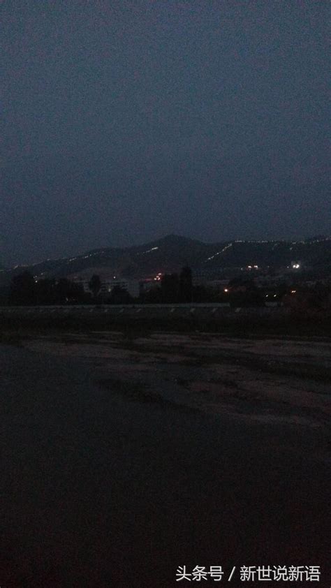 夜幕下的在建中的盧氏火車站 每日頭條
