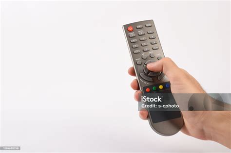 Tv 리모컨을 들고 있는 남자의 손 복사 공간이 있는 흰색 배경의 Tv 리모컨 버튼을 누르는 남성 손가락 리모콘에 대한 스톡