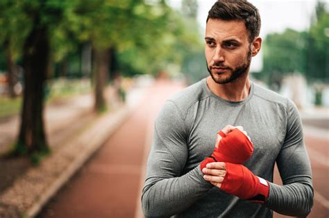 스포츠맨 운동 피트 니스 애호가 바디 빌딩 공원에서 운동 하는 남자 스포츠 훈련에 대한 스톡 사진 및 기타 이미지 스포츠 훈련 야외 건강한 생활방식 Istock
