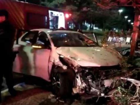 Vídeo Veja momento que motorista bêbado provoca acidente e passageira