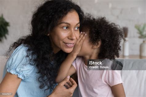 아프리카 딸이 귀에 속삭이는 것은 사랑하는 엄마에게 비밀을 나눕니다 공유 개념에 대한 스톡 사진 및 기타 이미지 공유 개념 말하기 부모 Istock