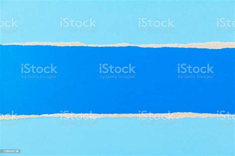 파란색 종이 배경에 파란색 판지의 찢어진 조각 텍스트복사 공간이 있는 파란색 판지 의 줄무늬 0명에 대한 스톡 사진 및 기타 이미지 Istock