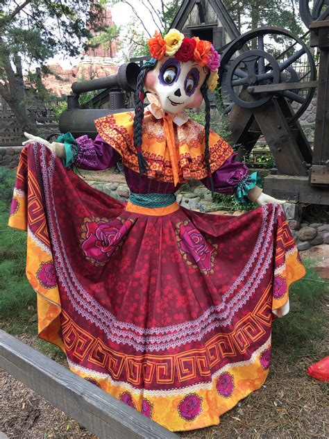 First Look Dia De Los Muertos Coco Decorations Disneyland Paris 2017
