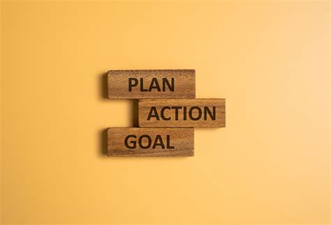 텍스트 계획 행동 및 목표가 있는 나무 벽돌은 설정된 목표에 따라 비즈니스 전략 및 계획 프로세스를 보여주고 성과를 높이기 위한 프로세스를 구현합니다 복사 공간이 있는