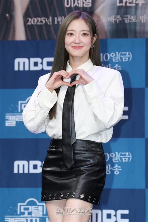 포토 이세영 사랑스러운 하트 포즈