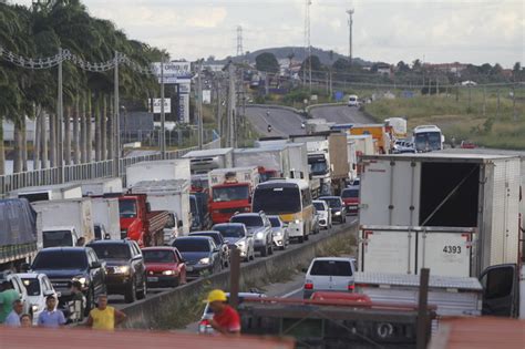 Caminhoneiros Mantêm Bloqueios Nesta Segunda Feira Em Todo O País