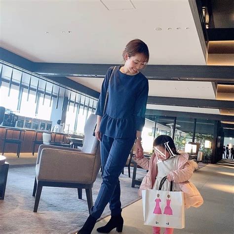澤野井香里さんのインスタグラム写真 澤野井香里instagram「パパにホワイトデーに買ってもらったtartine 🐻に大喜びして