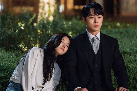 Lee Se Young Leans On Bae In Hyuks Shoulder In The Story Of Parks Marriage Contract Soompi