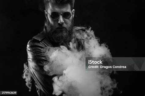 검은 배경에 스튜디오 사진 촬영에서 가죽 재킷을 입고 진지한 남자의 흑백 초상화 가죽에 대한 스톡 사진 및 기타 이미지 가죽 가죽 재킷 검은색 Istock