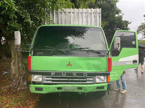 奇景！轎車「車尾撞爛」勇闖國道 目擊者：保險桿還在地上拖 警曝原因 社會 三立新聞網 Setncom