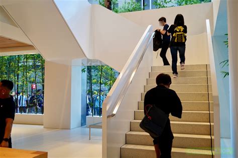 【フォトレポート】｢apple 丸の内｣ がオープン。国内最大の旗艦店、丸の内オフィス街に溶け込む新ストア