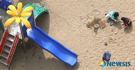 화창한 봄날씨 속 소꿉놀이 하는 어린이들