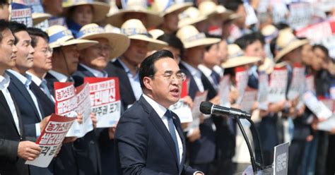 포토 쌀값 정상화법 공포 촉구 결의대회 발언하는 박홍근 원내대표