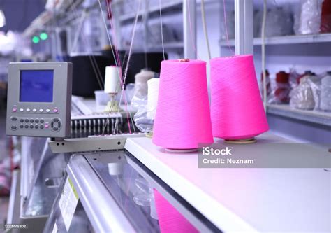 바느질 작업장의 배경에 스레드의 분홍색 스풀 의류 산업 섬유 산업을위한 기계 의류 를 착용의 제조 테일러링을 위한 새로운 공장 0명에 대한 스톡 사진 및 기타 이미지