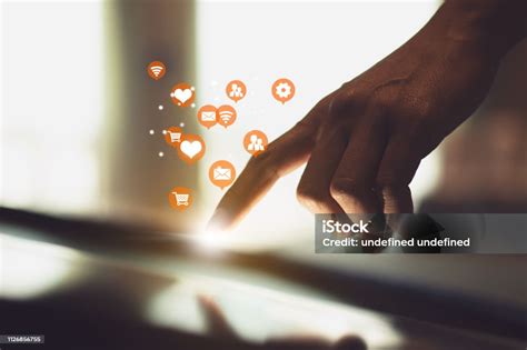 아시아 여자 행복과 자유 시간에 스마트폰 사용 하는 사람들의 손에 Brand Name Online Messaging