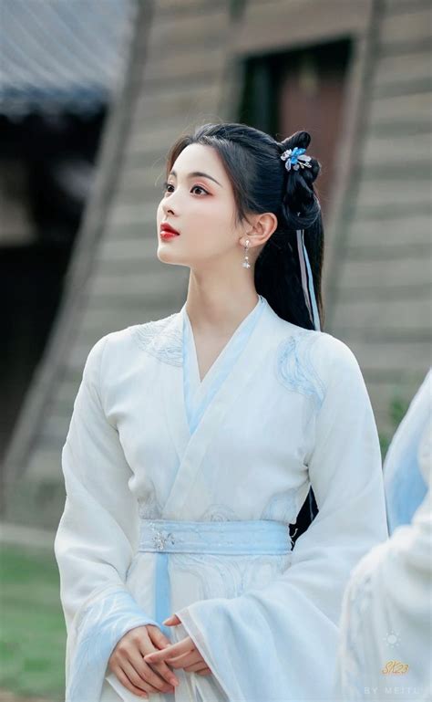 Pin on หยางเชาเยวYang Chaoyue杨超越 Asian beauty Princess outfits