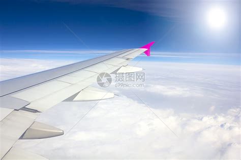 飞机机翼在云上飞翔 阳光照耀高清图片下载 正版图片320997573 摄图网