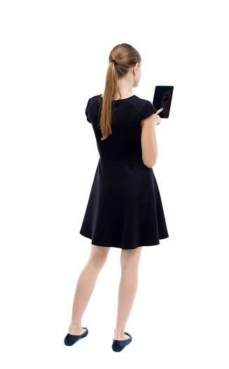 등근육 보기 입석 젊은 아름다운 여자아이 태블릿 컴퓨터 측면 보기에 대한 스톡 사진 및 기타 이미지 측면 보기 여자 검은색 Istock