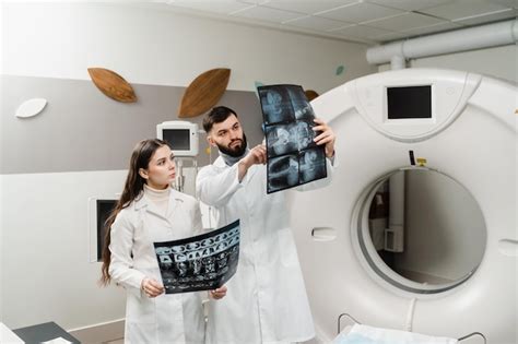 Twee Artsen Bespreken Röntgenfotos Na Ct Scan Van Patiënt Buik Ct