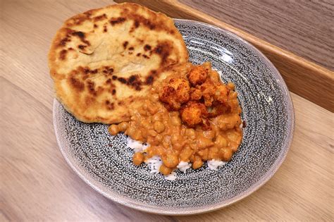 Vegansk tikka masala med bakt blomkål og nanbrød