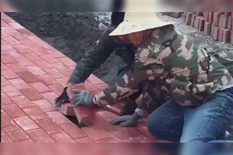 老师傅铺砖不愧是专业的，就这简单的一招，没有20年的功力做不出来专业功力老师傅