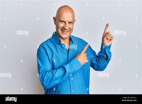 Hombre Calvo De Mediana Edad Con Ropa Informal Sonriendo Y Mirando La