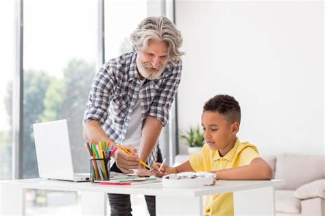 Lehrer Erklärt Dem Schüler Die Lektion Kostenlose Foto