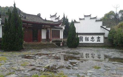 岳母墓前5位奸臣跪像，岳飞墓4位奸臣跪像，多出的一个是岳飞部下岳飞岳母墓奸臣新浪新闻