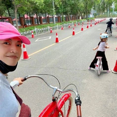 姚晨带俩孩子骑行六公里素颜出镜皱纹明显穿着朴素无一人认出 茉莉 土豆 树林