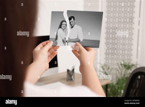 Divorcio Y Ruptura Mujer Sosteniendo Partes De La Foto Arrancada En