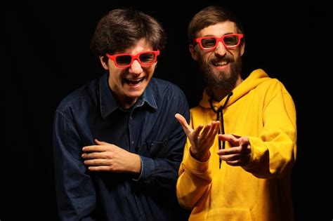 Dois Caras E Uma Garota Em Um Cinema Assistem Emocionalmente A Um Filme