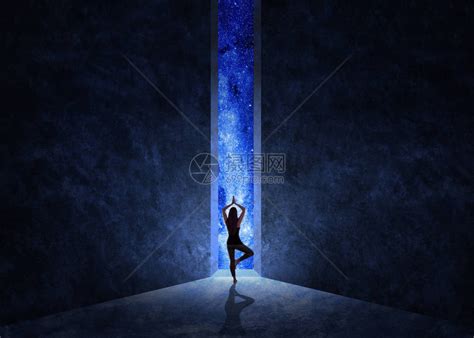 做瑜伽和冥想的女人高清图片下载 正版图片503536788 摄图网