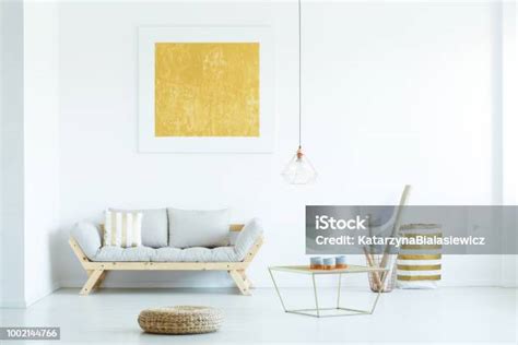 소파 테이블 및 벽에 포스터와 화이트 거실 인테리어에서 바구니에 벗겨진된 쿠션 서와의 실제 사진 0명에 대한 스톡 사진 및 기타 이미지 Istock