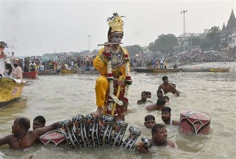 नागनथैया लीला गंगा की लहरों पर कालिया नाग के फन को नथकर कान्हा ने बजाई