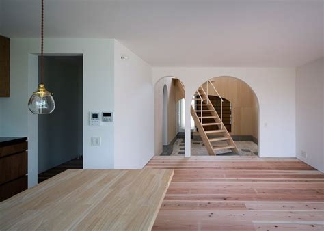 Container Design Arranges Extension Around A Courtyard